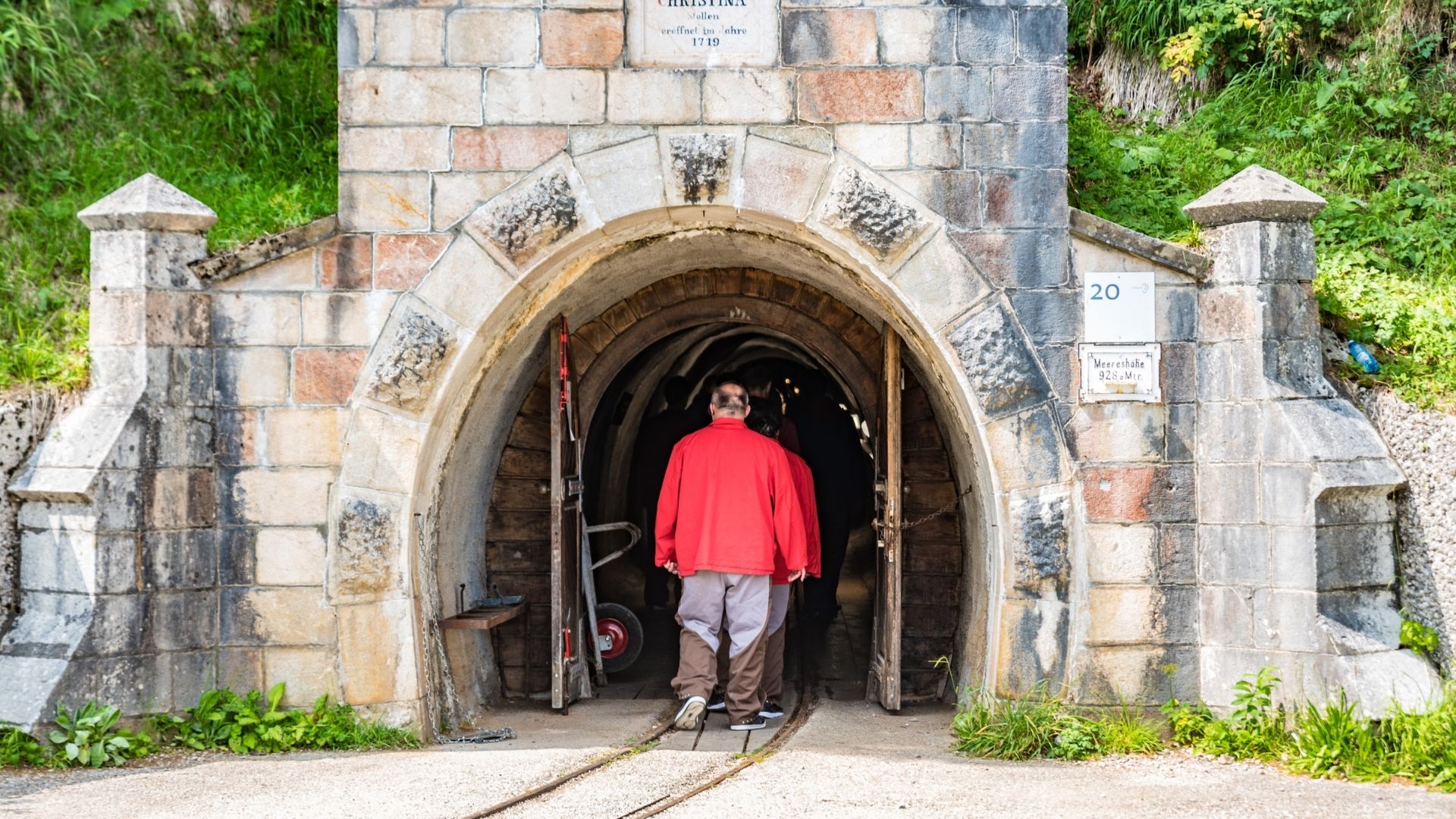 Hallstatt Travel Guide (2026): Viewpoints, Salt Mine, Boating & Crowd ...